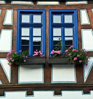 David Neville: The DigiBahn Project: Blue Window Frames and FRAPS Test