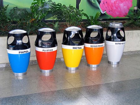 DAILY DOSE: Hilarious Recycle bin Around the World