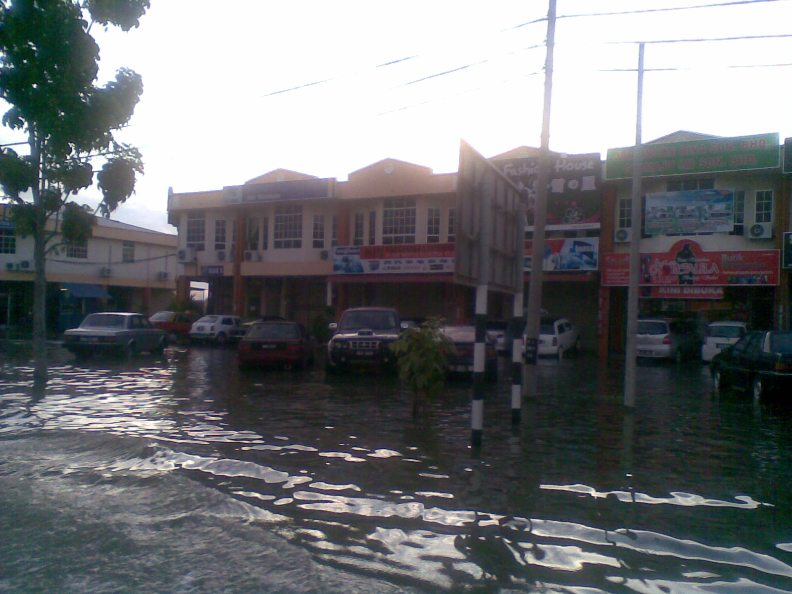 Aku Ke Ini | Blog Pandangan Diri: SEKITAR BANJIR DI PERLIS (GAMBAR) Part 1
