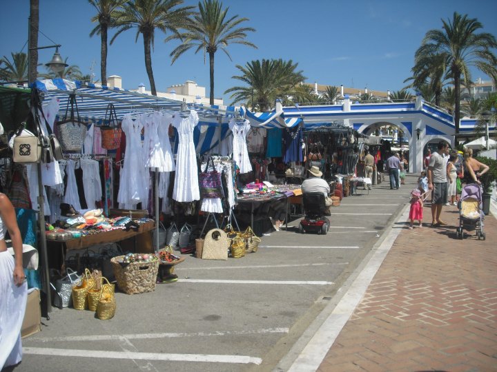 Pacos Paradise: Streets are made for shopping!