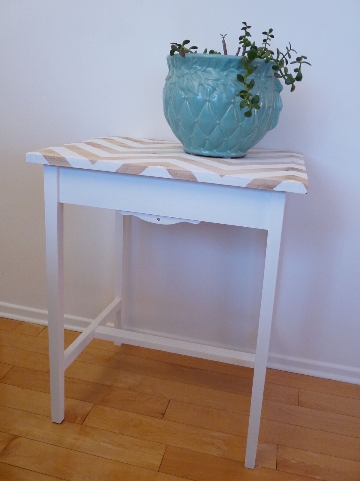 DIY Painted Useless Table | Dans le Lakehouse