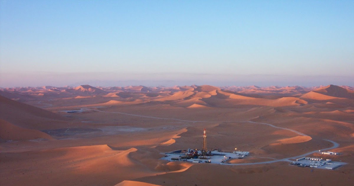 DESERT ALGERIEN: Rig de forage dans la region de Berkine