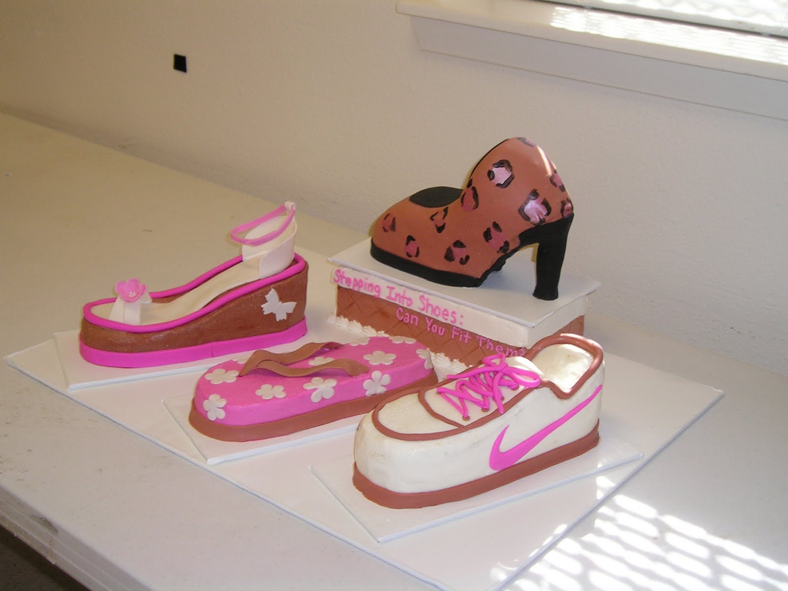 DEE-licious Cakes: Shoe Cakes
