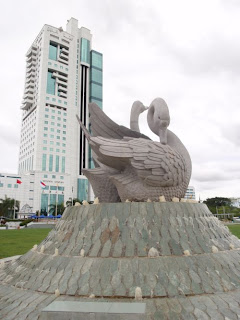 Borneotip: Swan Statues at Sibu