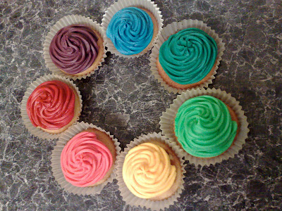 Lexi Cakes: Multi coloured icing!