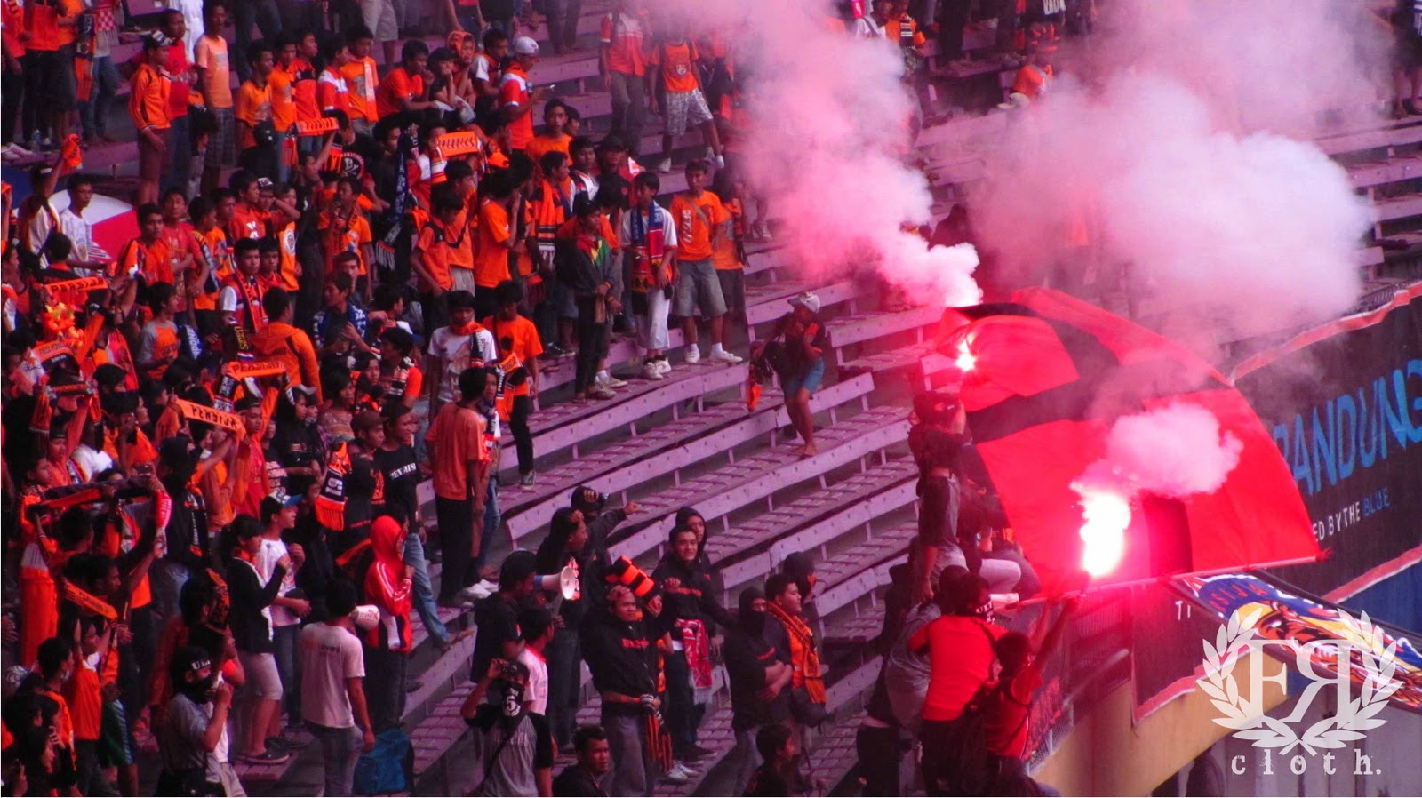 Persija Supporter Wear: PERSIJA vs persib (30/10/10)