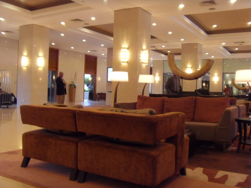 Cinnamon Lakeside Hotel