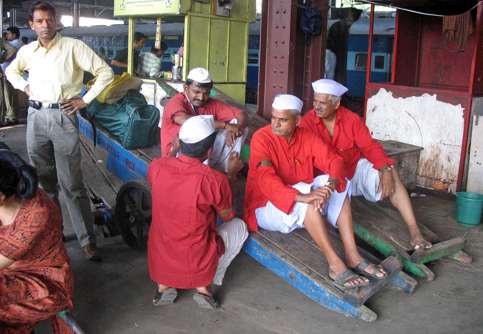 Stock Pictures: Coolies from a Mumbai Railway Platform