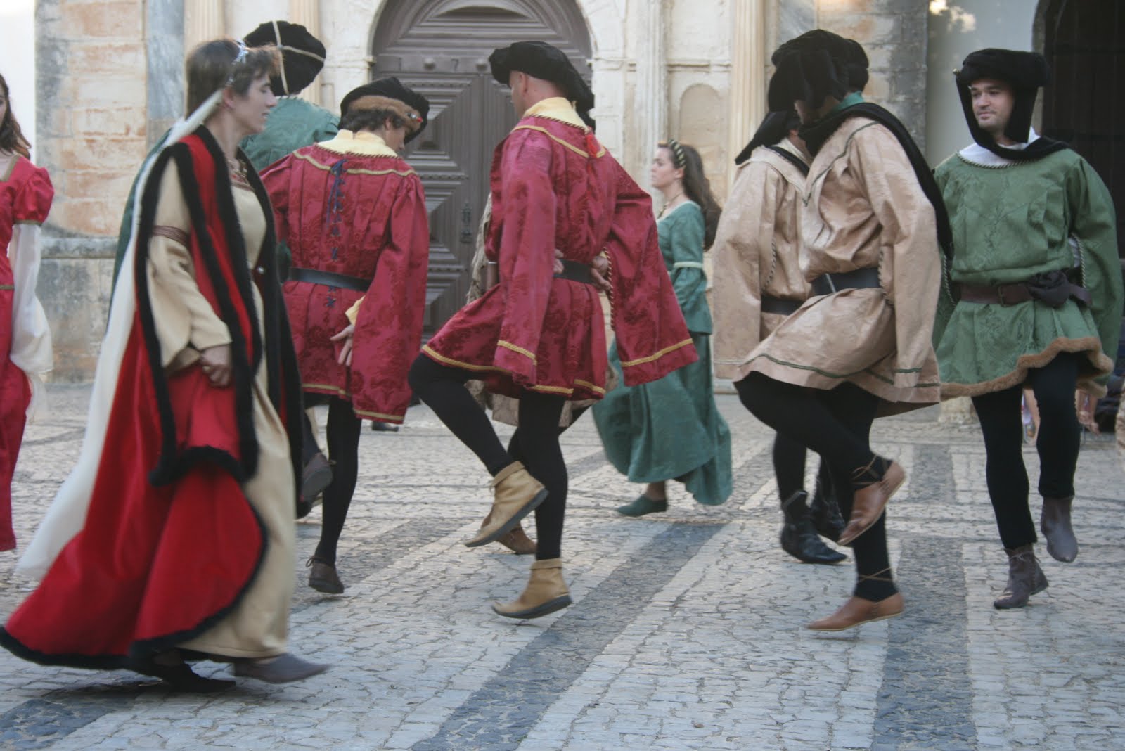 ASSOCIAÇAO JOSEFA D´ÓBIDOS: O Grupo a dançar o Saltarello