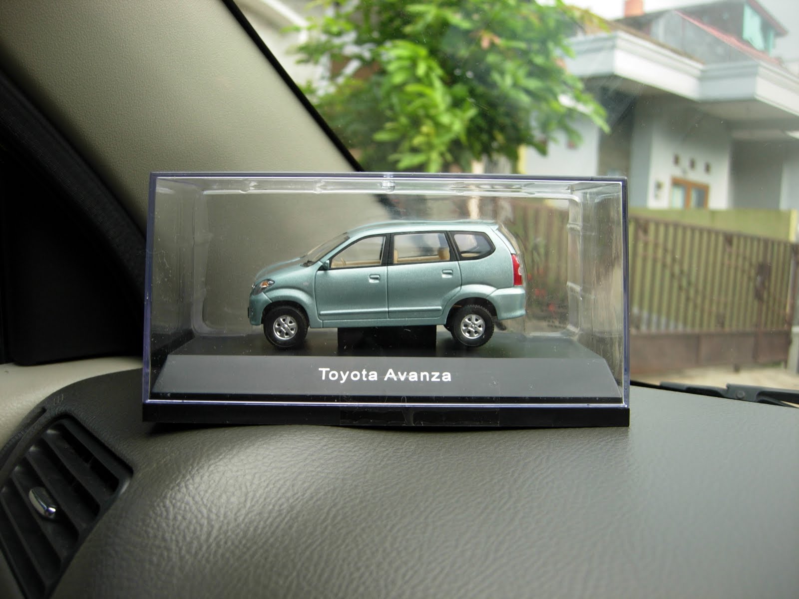 REPLIKA MINIATUR MOBIL TOYOTA AVANZA, YARIS, KIJANG INOVA,BECAK,SEPEDA ...