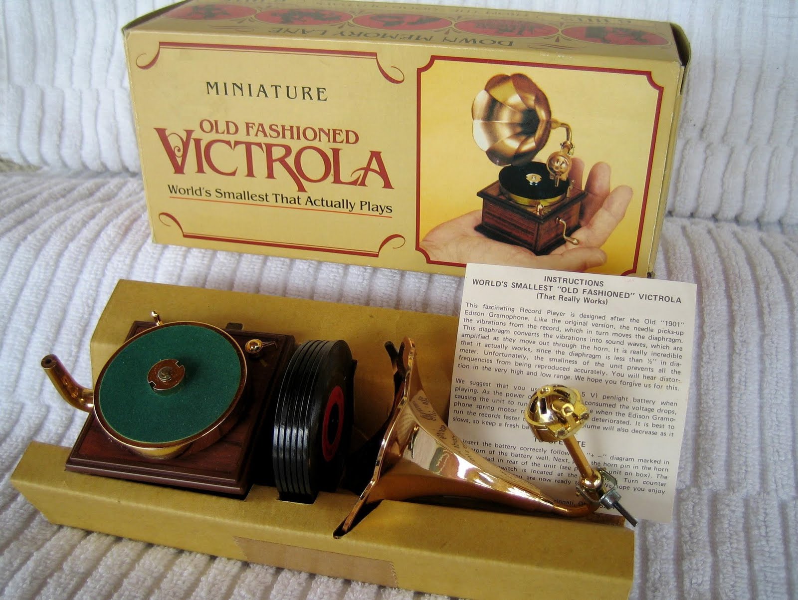 Miniature Old Fashioned Victrola: Miniature Old Fashioned Victrola ...