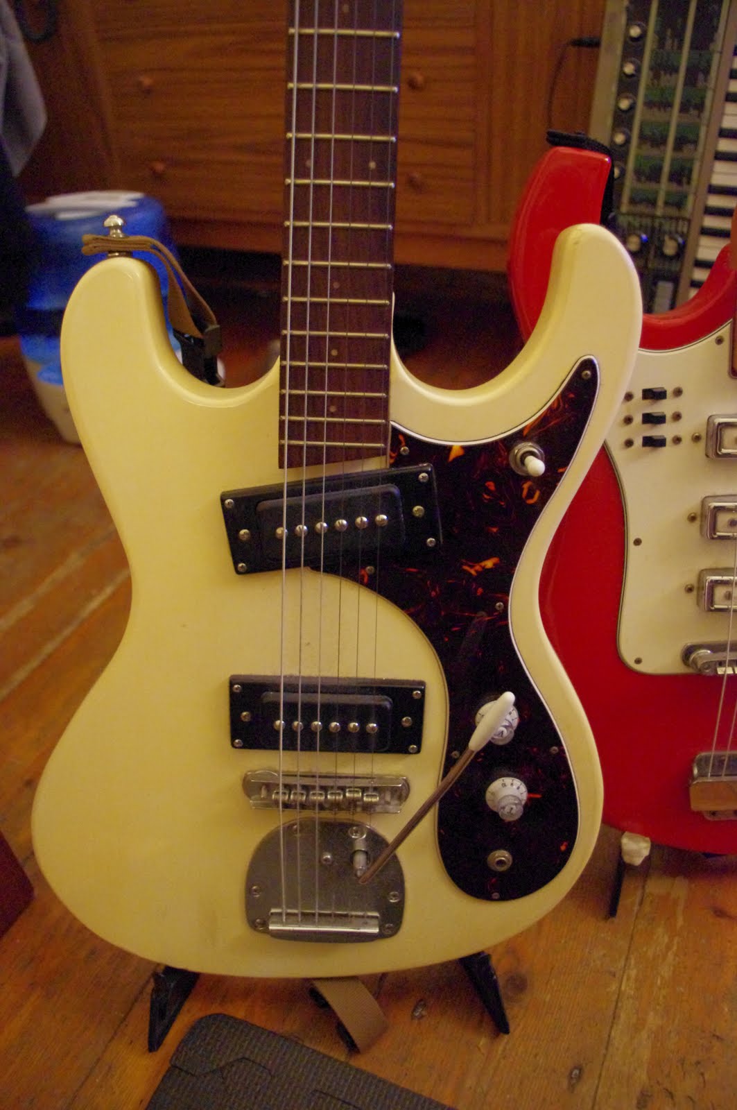 The Awesome Power Of Rockets: 2009 - Guyatone LG-127t