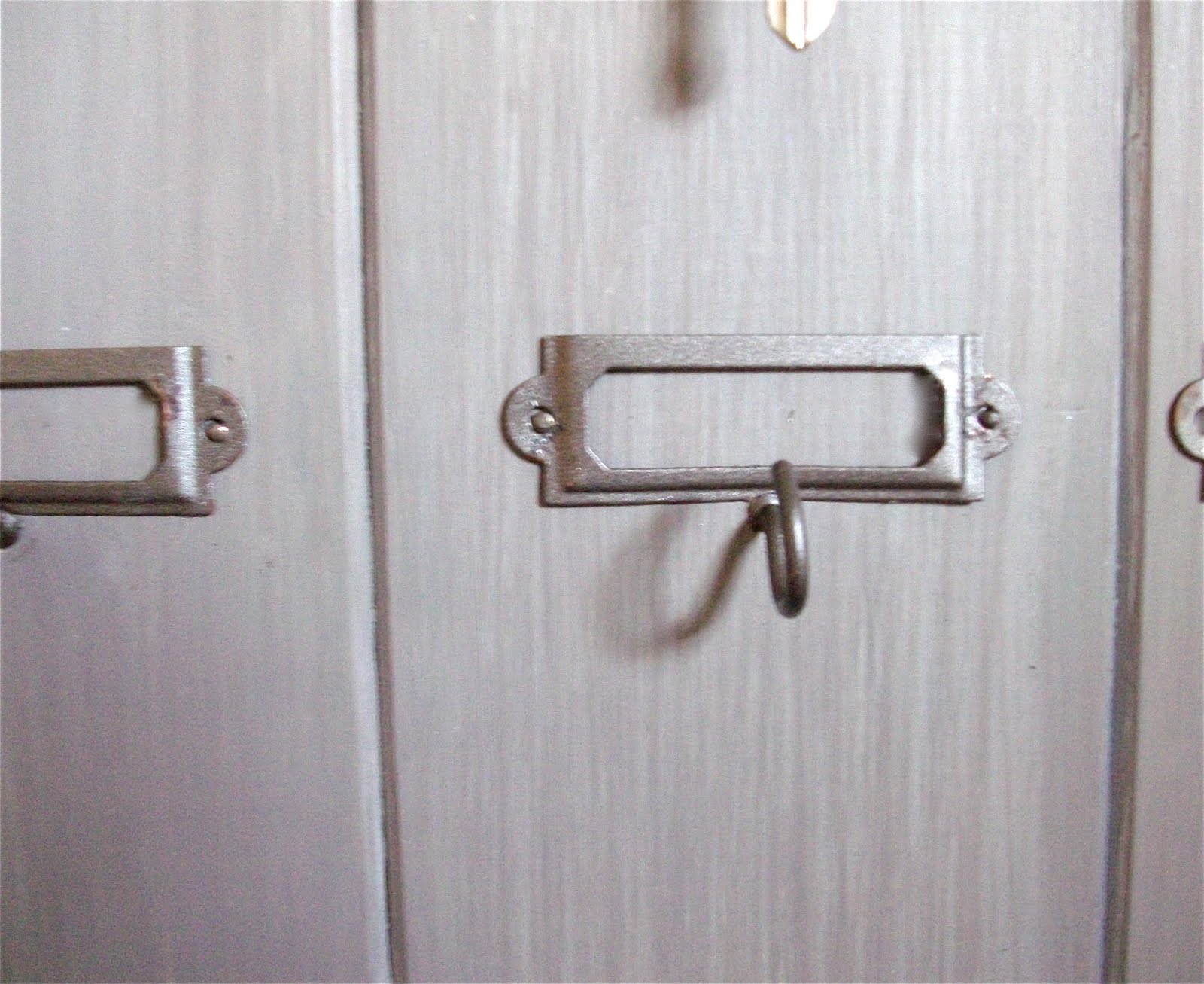 DIY Wall Mounted Wooden Hotel Key Rack | Remodelaholic