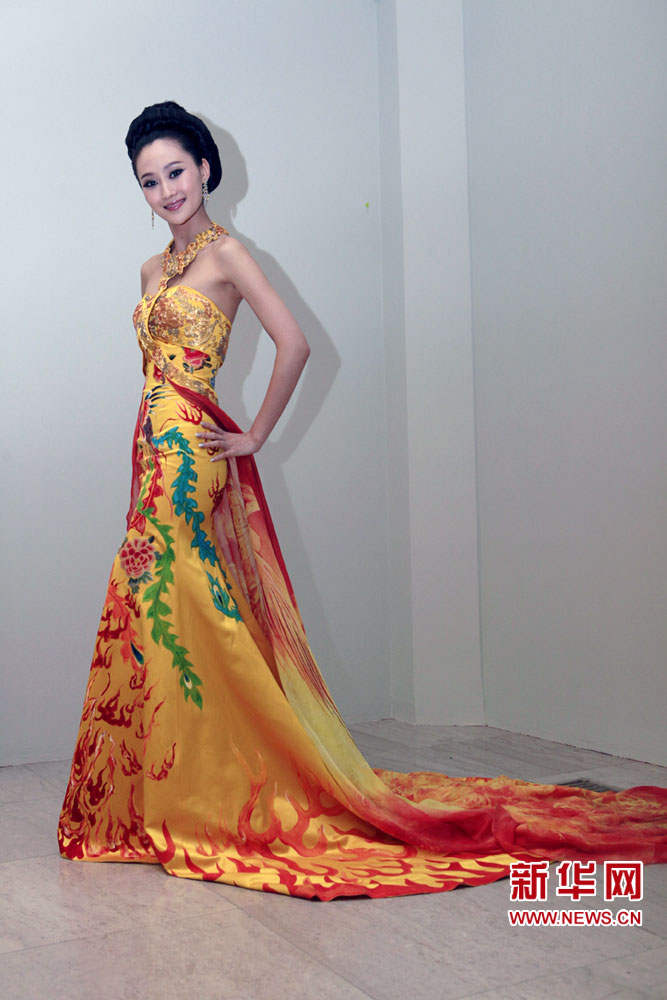 Roast Pork Sliced From A Rusty Cleaver: Lin Peng's Phoenix Gown