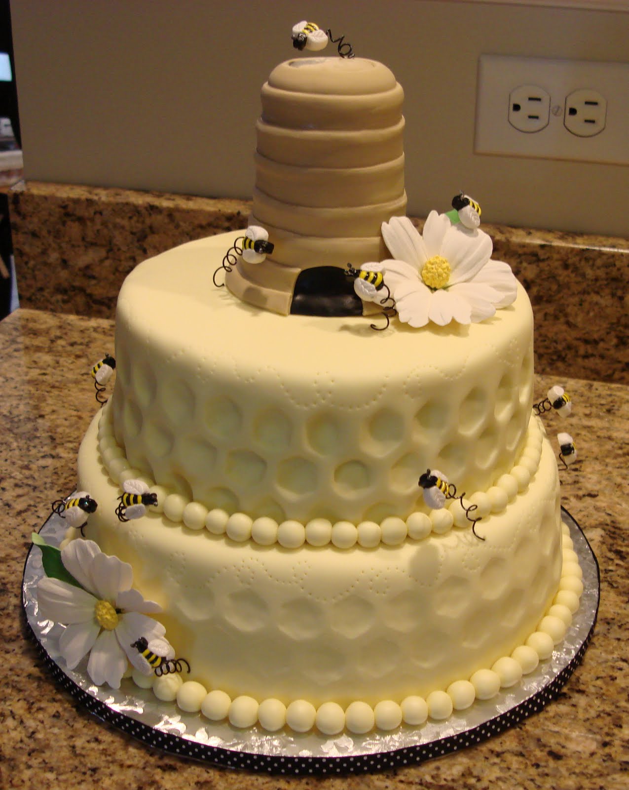 Debby's Cakes: Another Bee Cake!