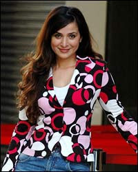 Full Profile of Actresses: Simone Singh