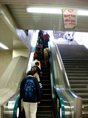Brasileiros e japoneses na escada rolante ~ japancultpopbr