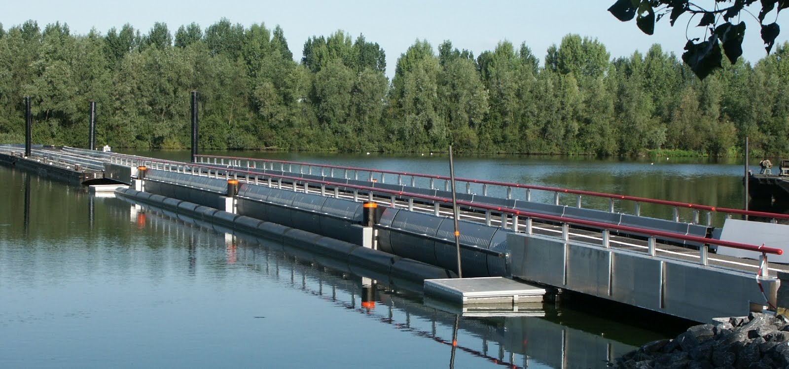 Floating road di dekat Den Bosch (Ministerie van Verkeer en Waterstaat ...