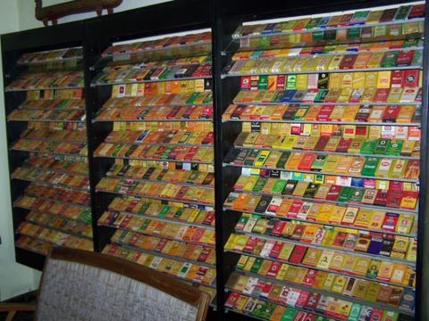 ASAL USUL SEJARAH: Asal Usul Rokok Di Indonesia dan Perkembangannya
