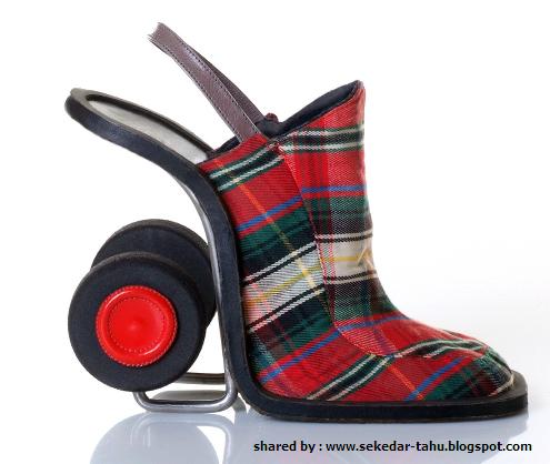 Sepatu hak tinggi dengan bentuk yang unik | Sekedar Tahu