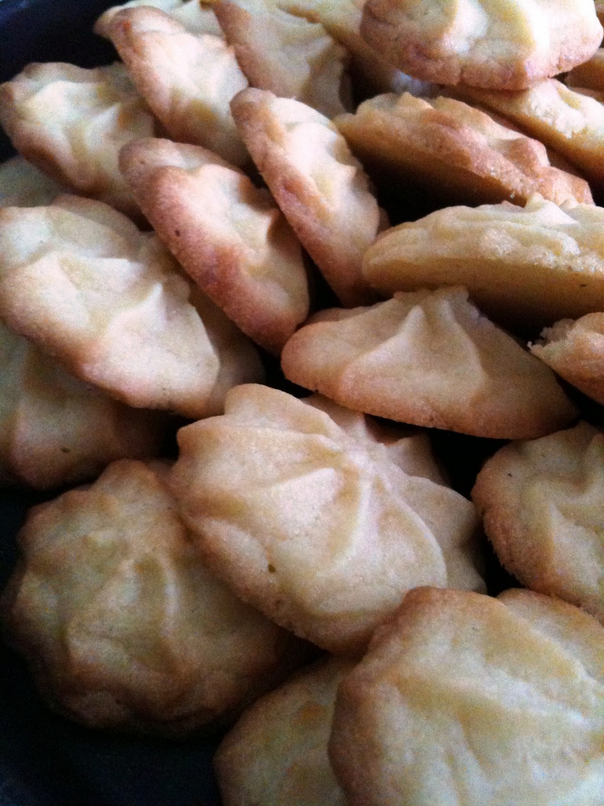 Mama Bea: Piped Butter Biscuits