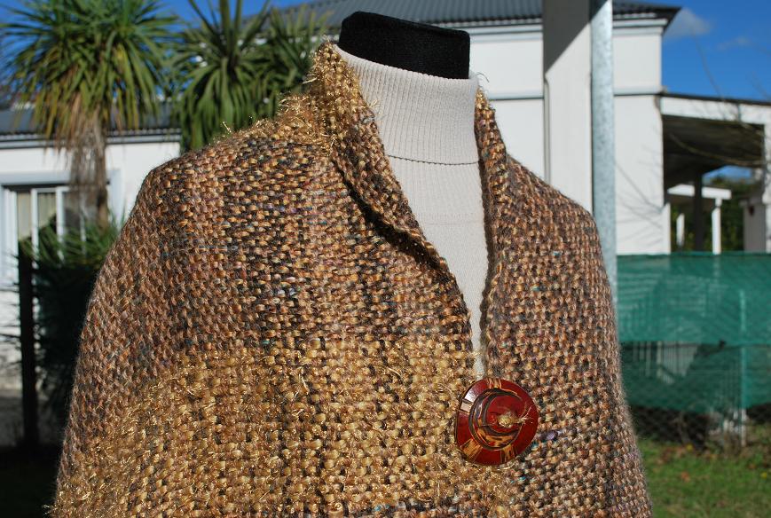 RUANA - PONCHO TELAR DE PEINE EN DORADO Y MARRON / UNIQUE GOLD AND ...