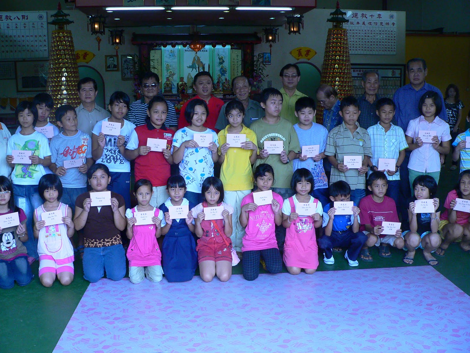 Arkib News Utusan Sarawak cawangan Sri Aman: Warga emas dan kanak-kanak ...