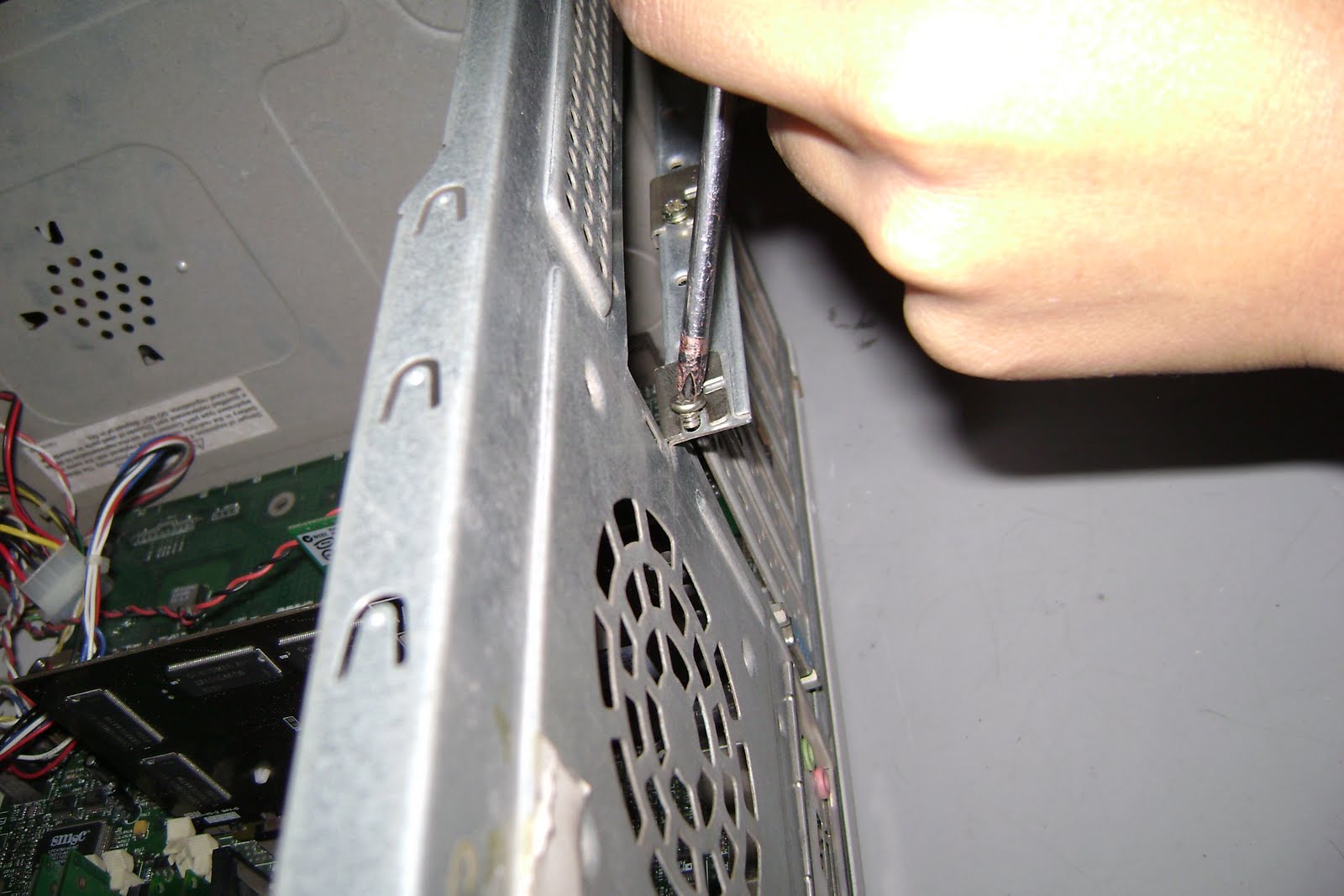 ARMADO Y DESARMADO DE UNA PC: DESARMADO y ARMADO DE UNA COMPUTADORA (PC)