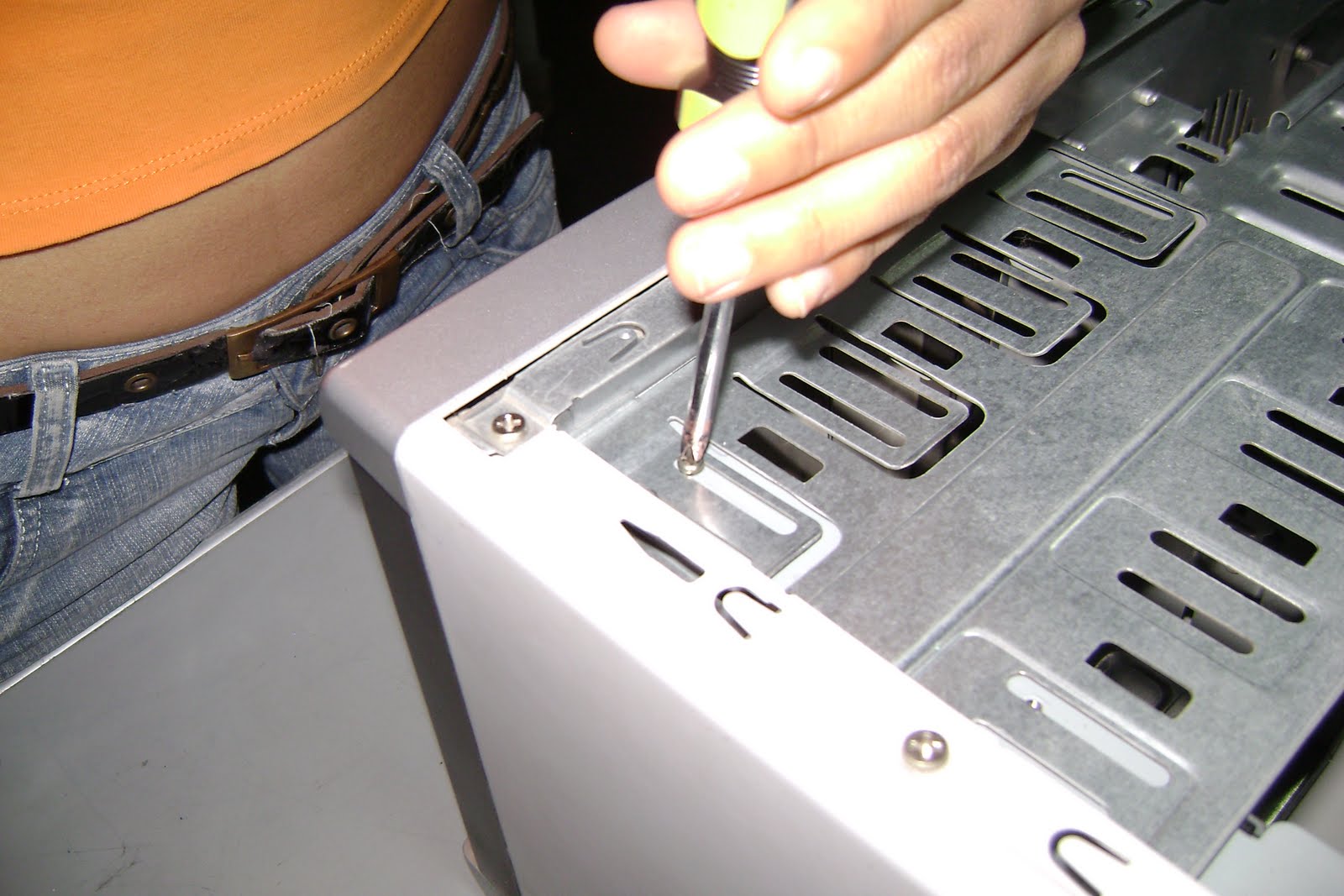 ARMADO Y DESARMADO DE UNA PC: DESARMADO y ARMADO DE UNA COMPUTADORA (PC)