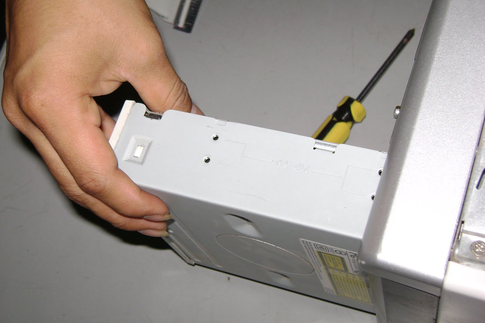 ARMADO Y DESARMADO DE UNA PC: DESARMADO y ARMADO DE UNA COMPUTADORA (PC)