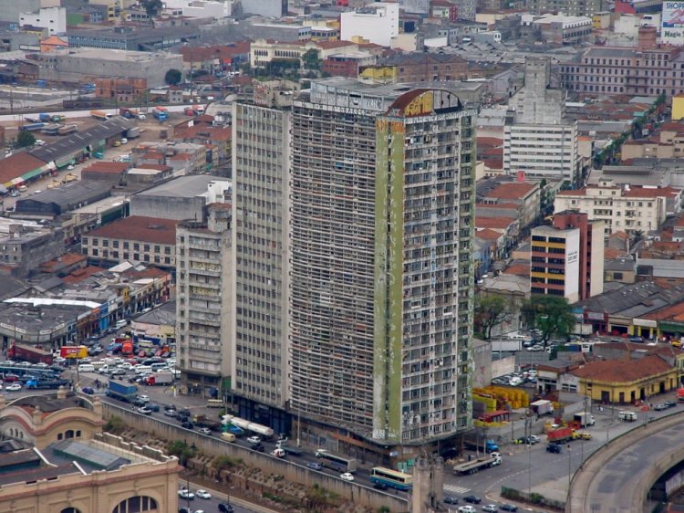 Edifício São Vito em demolição. A gente também treme, treme.... Edifício São Vito em demolição. A gente também treme, treme....