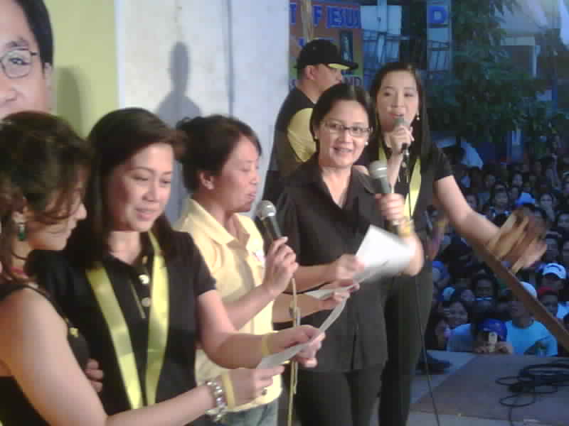 Kris Aquino, with sisters Ballsy and Pinky, now in Welfareville, Mandaluyong City. Team Noynoy!