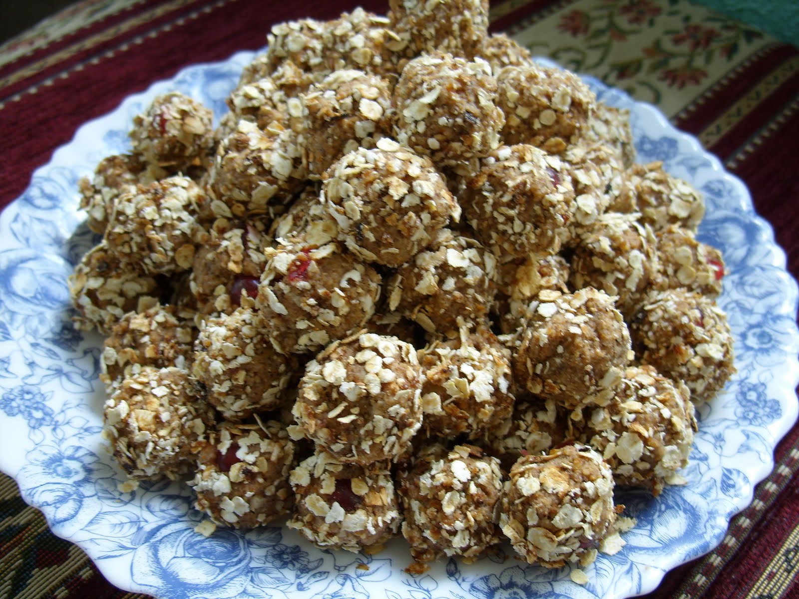 EFKA KÖÖGINURK: Kamapallid punasesõstra ja röstitud kaerahelvestega