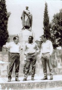 (Com elementos da comitiva vitoriana, Lua debaixo da estátua de D ...