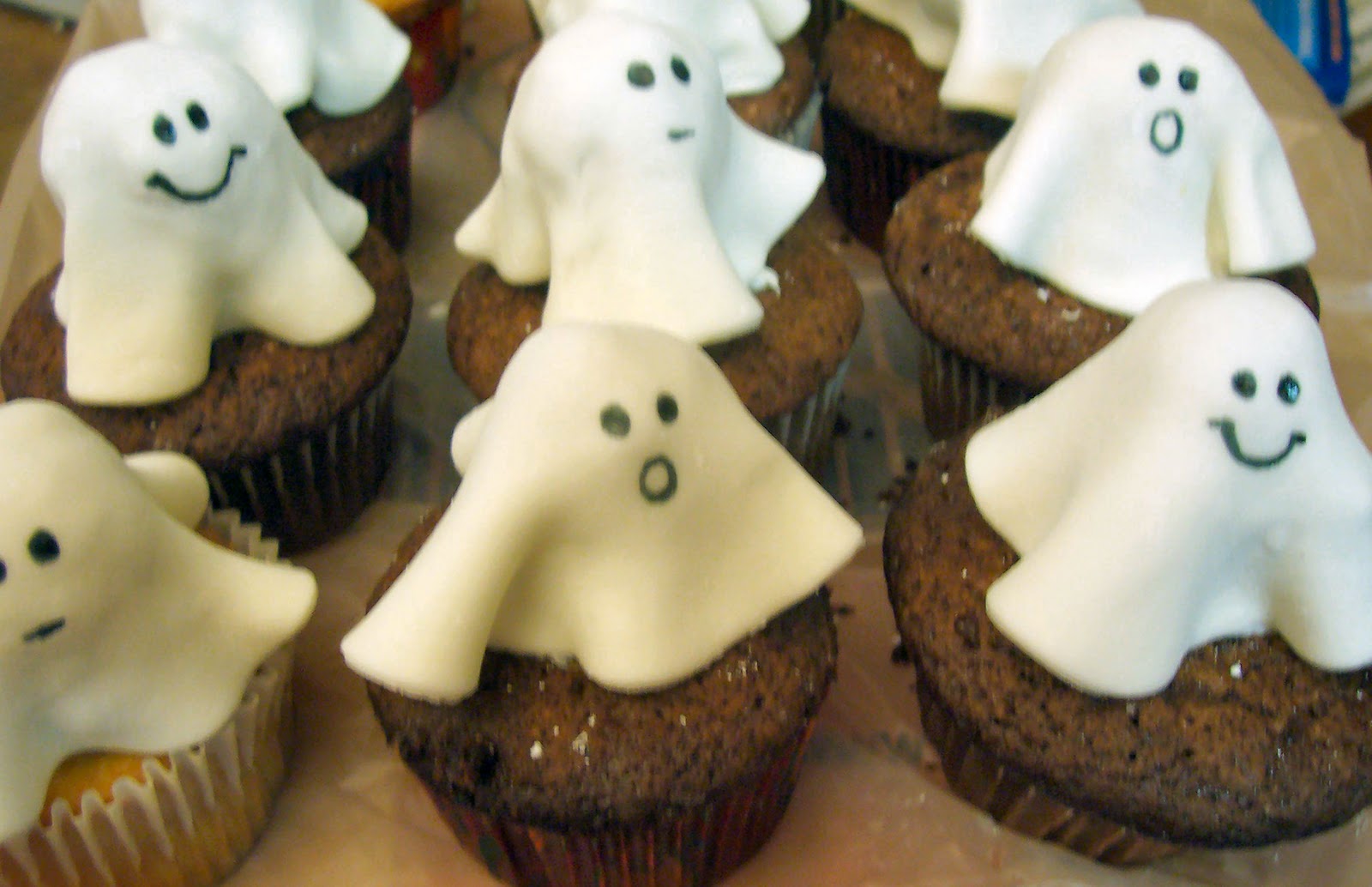 Melinda Kaye Cakes: Fondant Ghost Cupcakes + a Tutorial!!