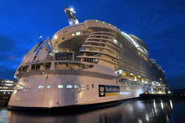 Ultra Modern Titanic Ship