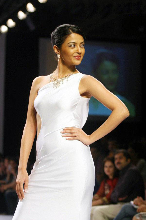 CINE ENTERTAINMENT: Surveen Chawla latest Photos, Surveen Chawla Photo ...