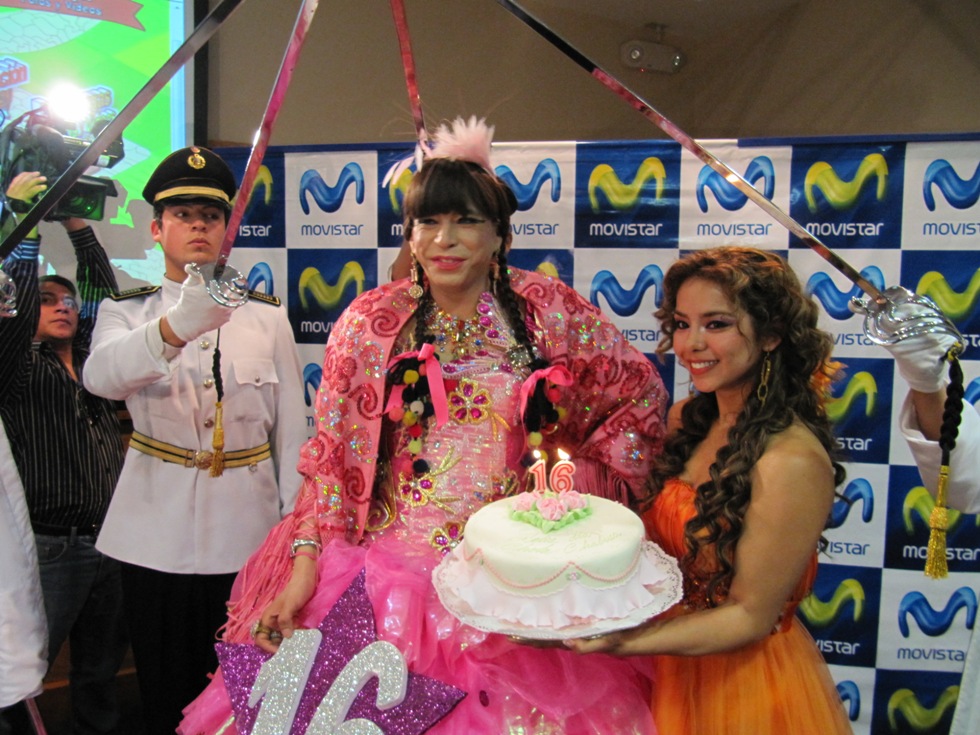 dfhd: La Chola celebra "Mis dulce 16" y presenta su web “CholoExito"