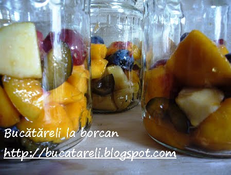 Bucătăreli la borcan: Un compot amestecat de fructe