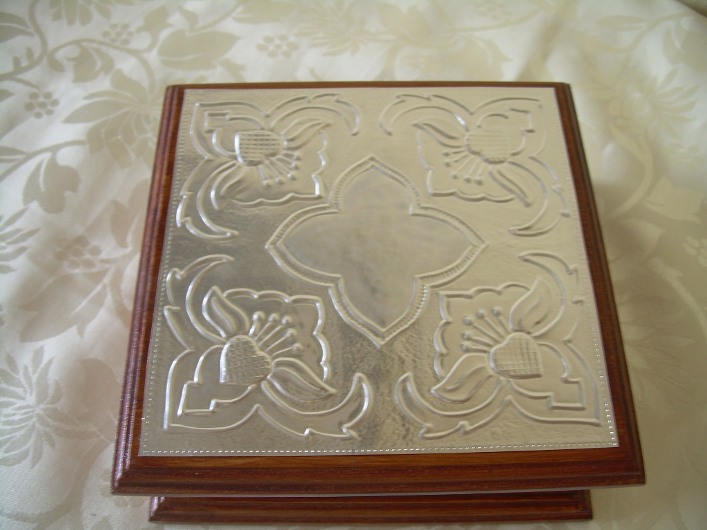 Trabajos hecho a mano - Lourdes Ruiz: COFRES CON REPUJADO EN ALUMINIO