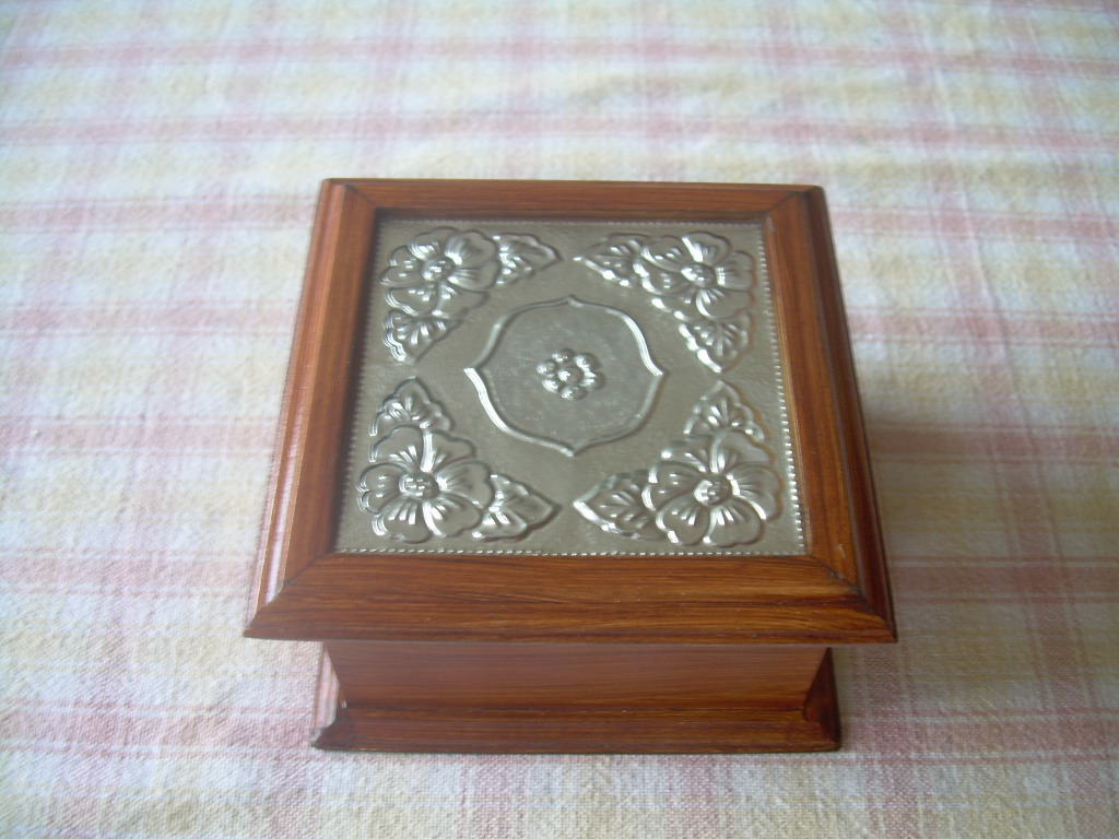 Trabajos hecho a mano - Lourdes Ruiz: COFRES CON REPUJADO EN ALUMINIO