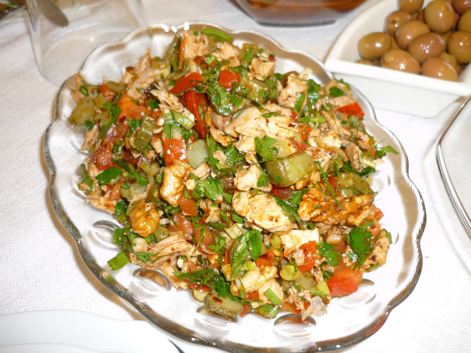 Emel Mutfakta: Soguk Tavuk Salatasi...