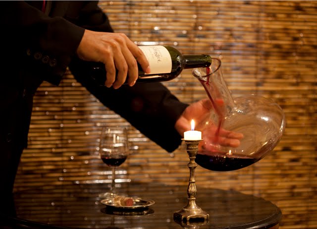 Sommelier e Gourmet: Decantar Vinho no momento certo e do jeito certo.
