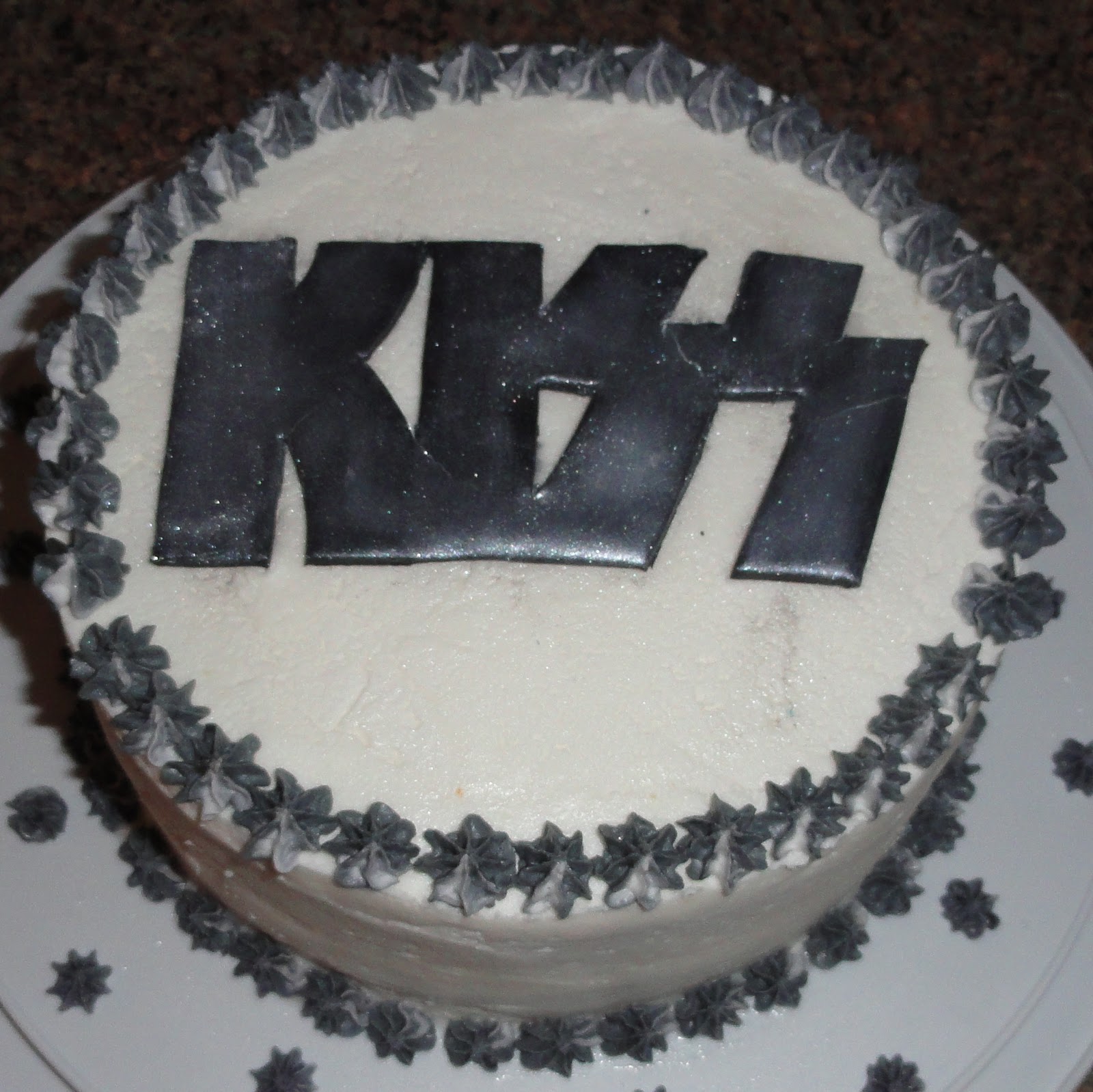 Katie Rose's Cakery: Kiss Cake!