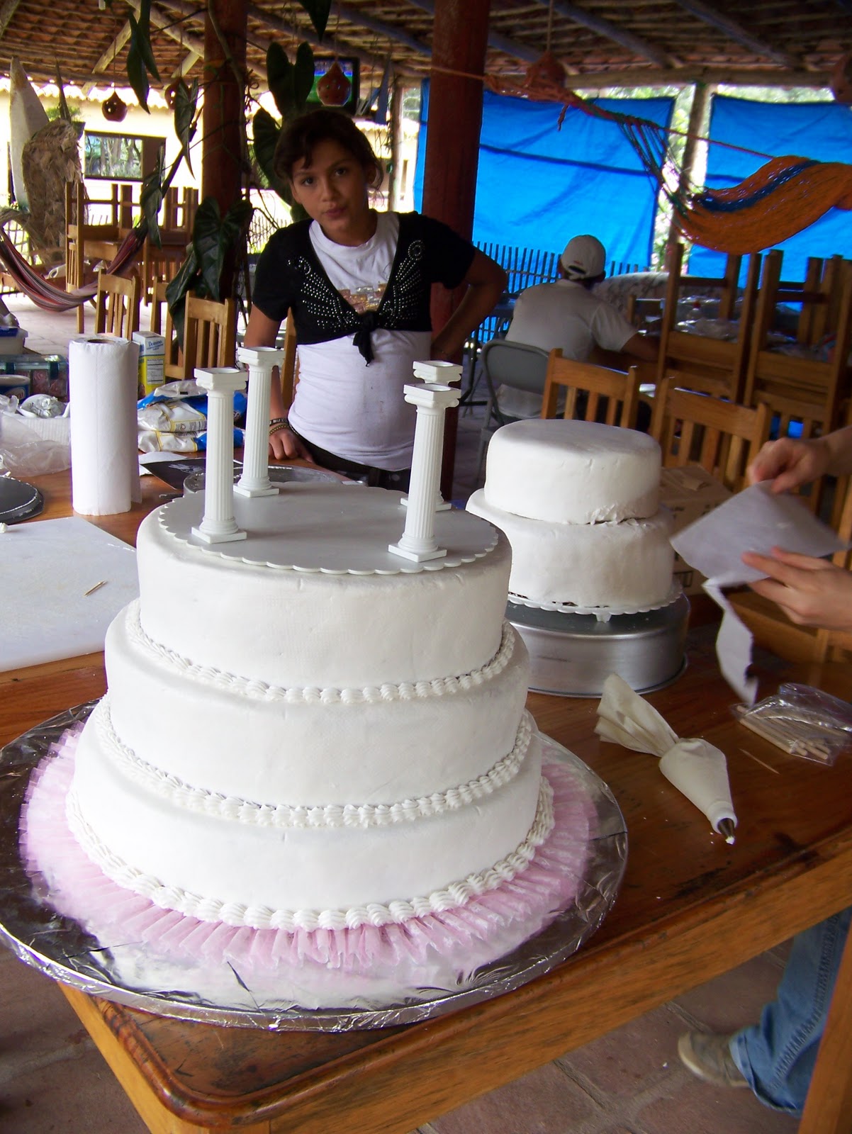 Life at the Llewellyns': Day #4 in Honduras -- the cake decorating!