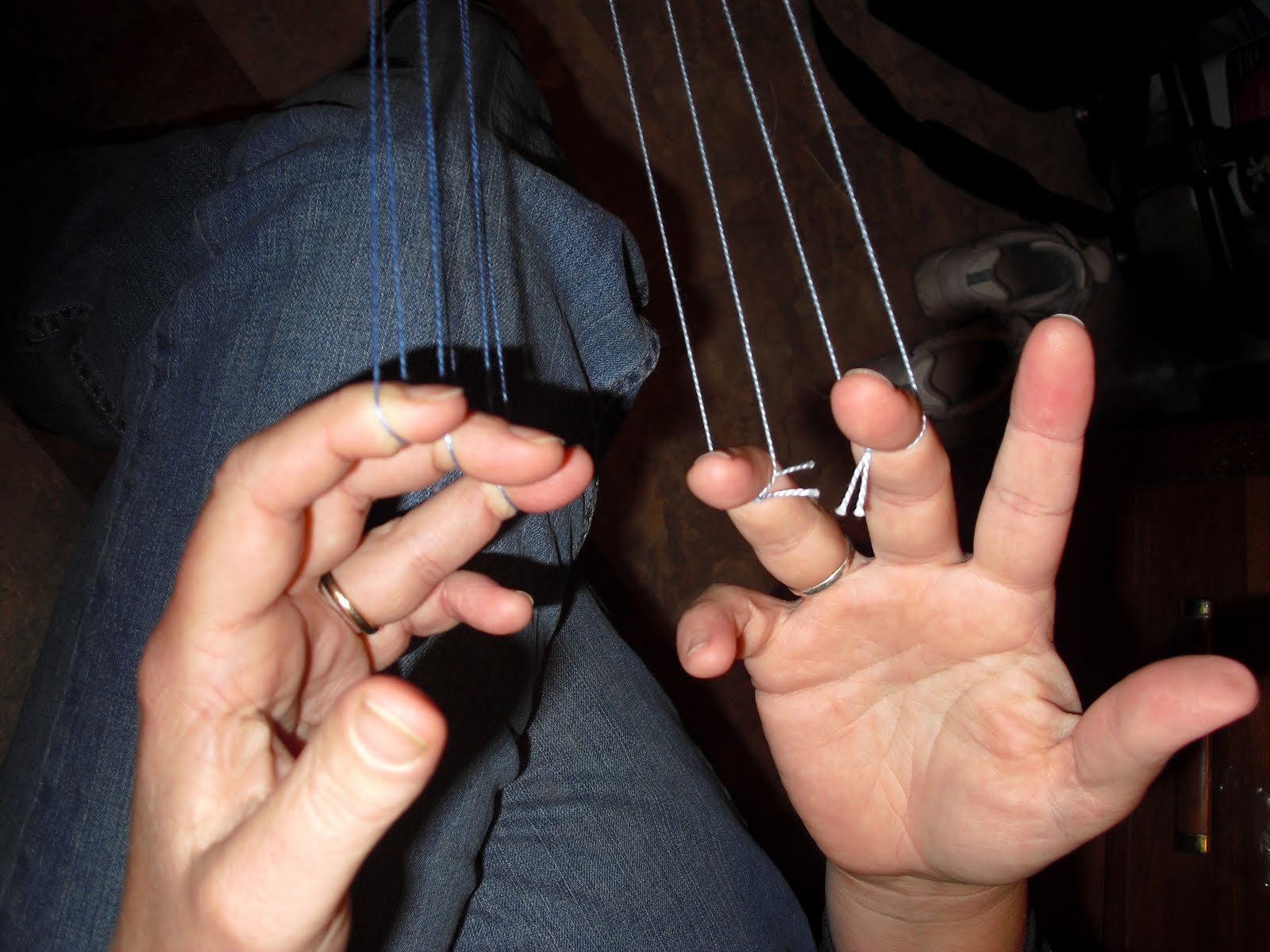 Tangible Daydreams: Tutorial: Basic finger loop braiding