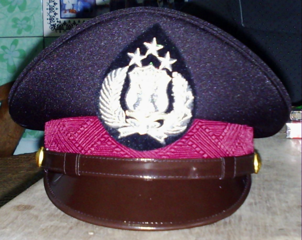LENCANA MULIA: Topi POLISI
