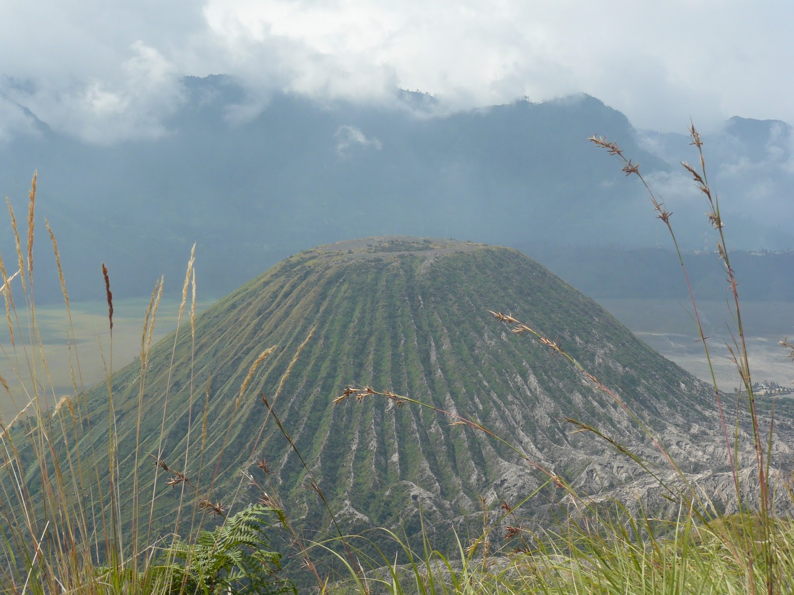 BROMO-WIDODAREN (Mengelilingi kaldera bagian dalam eks. gunung Tengger ...
