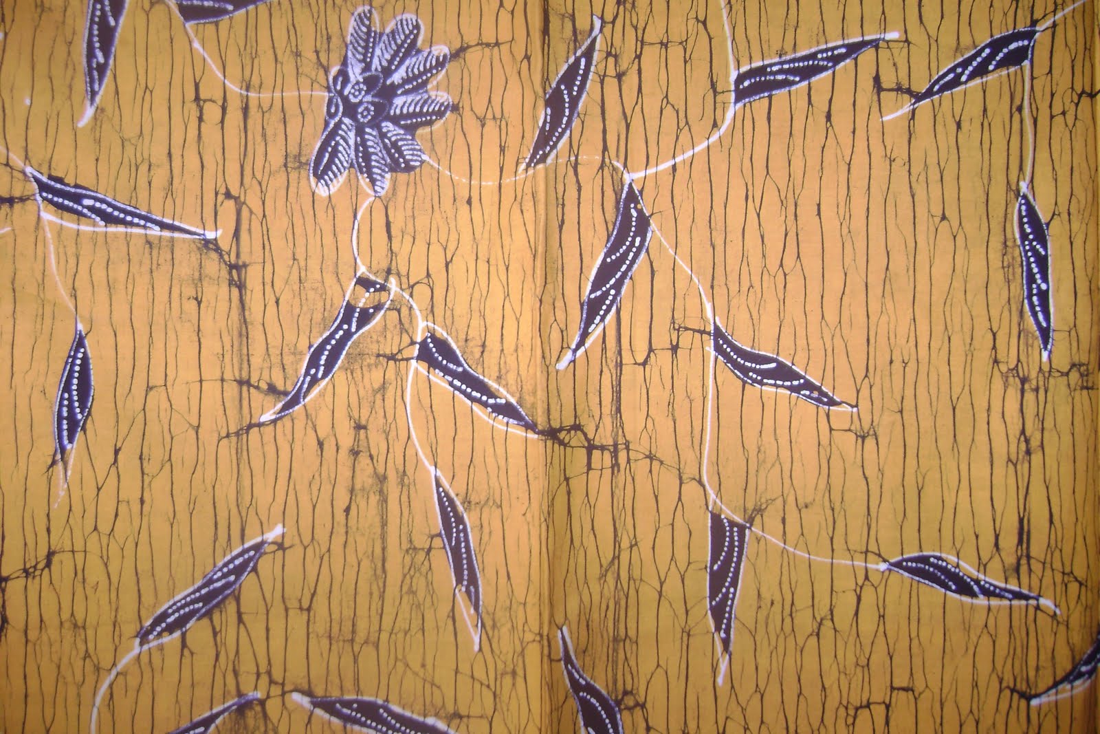 Aneka kerajinan madura: Batik tulis dgn motif serat kayu (mc 0401)