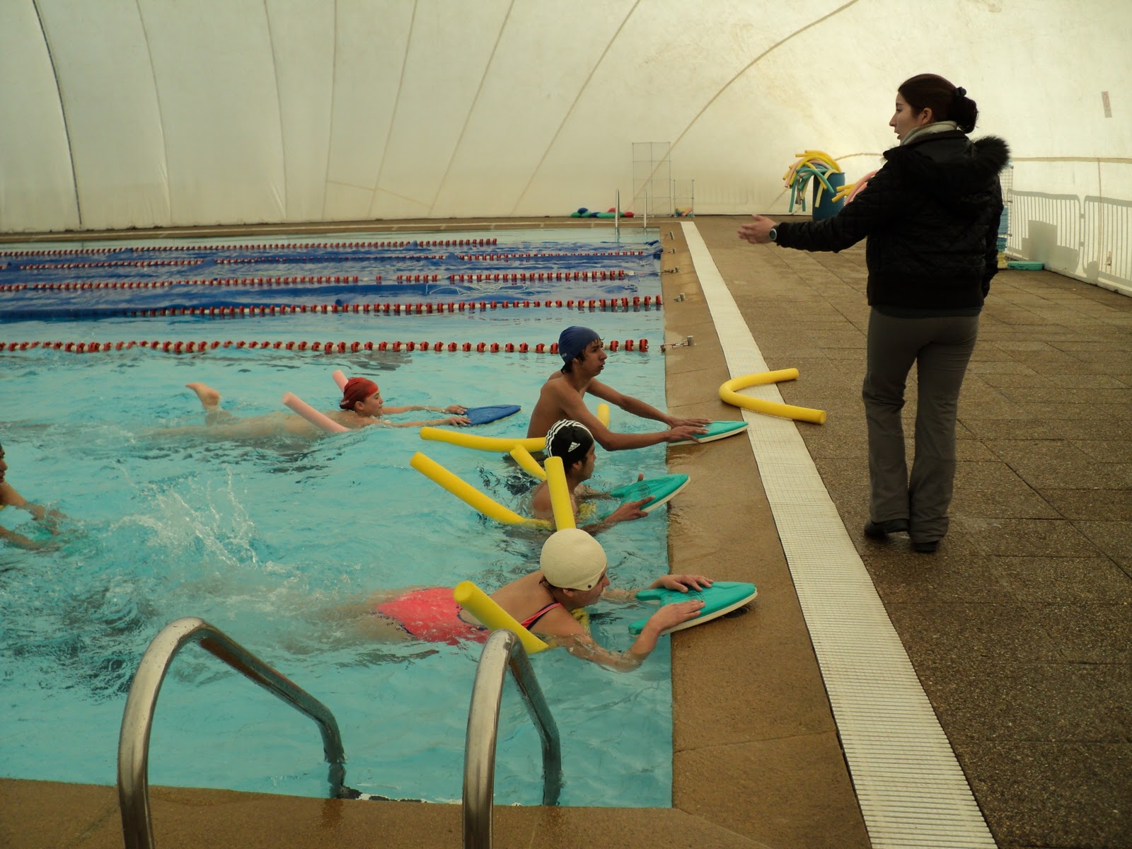 MEJORANDO LA CALIDAD DE LA EDUCACIÓN EN RECOLETA: CLASES DE NATACION